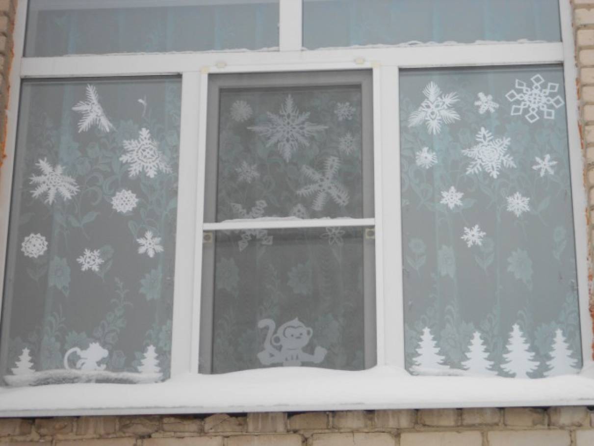 Новогоднее оформление окон в группе (7 фото). Воспитателям детских ...