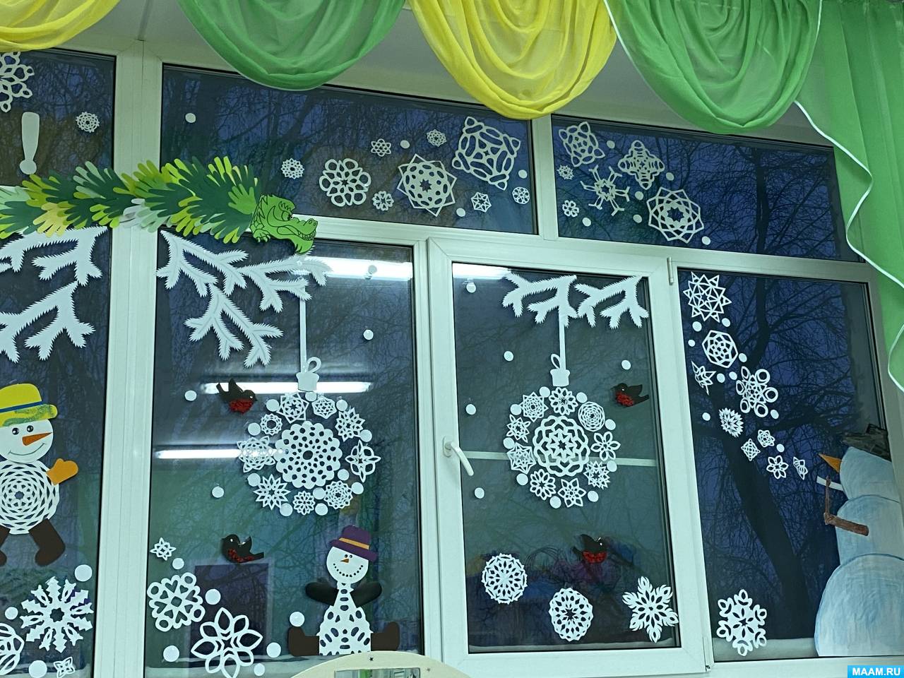 Новогоднее украшение окон в детском саду (9 фото). Воспитателям детских ...
