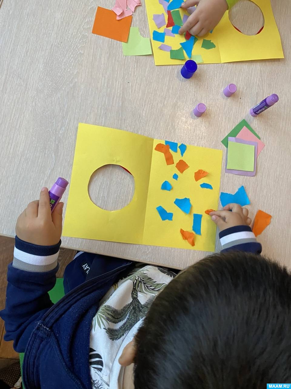 Конспект занятия по аппликации «Новогодний шар с секретом» средней ...