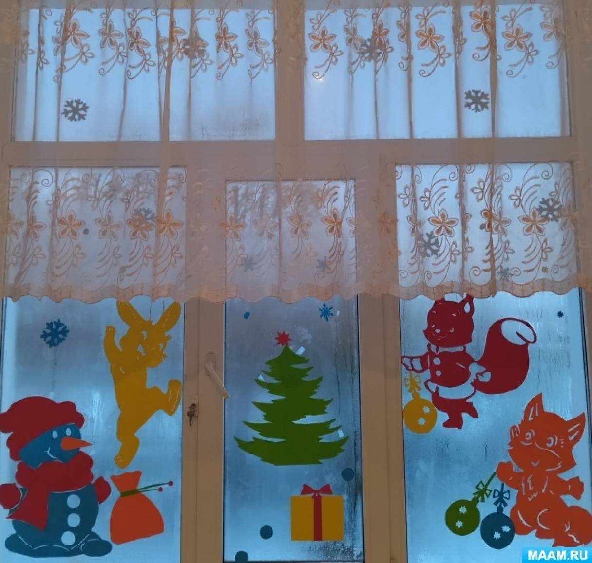 «Новый год стучит в окно». Оформление окон к новому году в детском саду ...