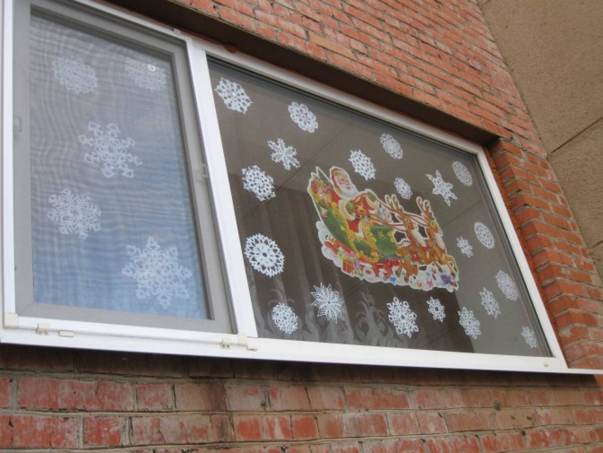 «Наши окна — словно в сказке». Новогоднее оформление окон (6 фото ...
